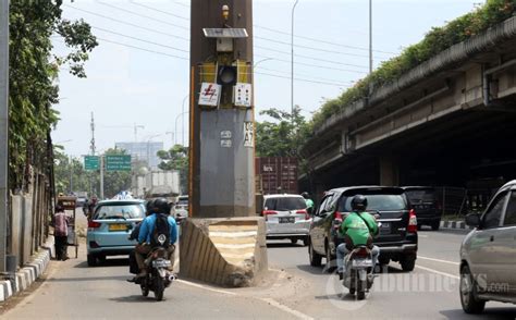 Tiang Listrik Di Tengah Jalan Foto TribunNews Com