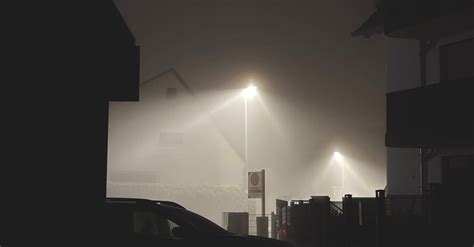 가로등 가로등 기둥 가로등 빛나다 거리 거리 장면 건물 건축 고요한 밤 교외의 그림자 도시 건축 도시 경관 도시 생활 도시 안개 도시 야경 도시