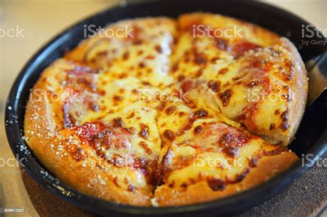 페퍼로니 피자 피자 페퍼로니 모 짜 렐 라 치즈와 토마토 소스와 함께 배경 이탈리아 요리 고기에 대한 스톡 사진 및 기타 이미지 고기 녹기 레스토랑 Istock