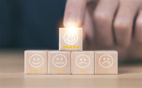 나무 블록은 별 다섯 개짜리 행복한 웃는 얼굴 아이콘을 보여줍니다 고객 리뷰 개념에 대한 스톡 사진 및 기타 이미지 개념 검사 보기 경영자 Istock