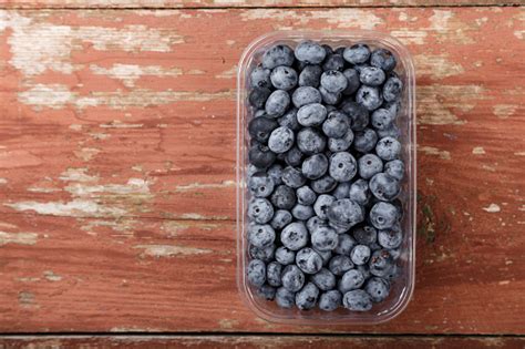 건강한 식생활과 영양을 위한 플라스틱 용기 컨셉의 블루베리 항산화 유기농 슈퍼푸드 건강한 식생활과 영양을 위한 개념 텍스트 공간입니다 개체 그룹에 대한 스톡 사진 및 기타