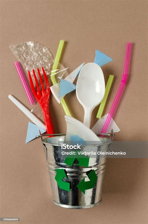 세로 이미지입니다 플라스틱 쓰레기로 가득 찬 금속 양동이의 최고 보기 갈색 표면에 재활용을위한 식기 0명에 대한 스톡 사진 및 기타 이미지 Istock