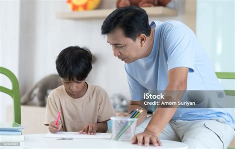 교실에서 테이블에 색연필로 페이지에 그림을 그리는 어린 소년을 가르치는 선생님 그림을 그리며 배우는 아이 교육 개념 2명에 대한 스톡 사진 및 기타 이미지 Istock
