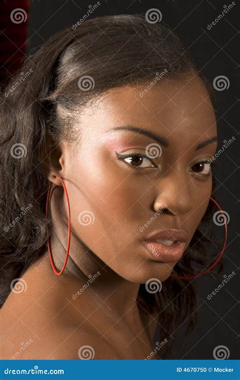 Belle Fille Noire verticale Photo stock Image du sensualité brun