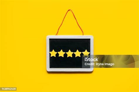 고객 경험 검토 개념 노란색 배경에 프레임에서 5 개의 노란색 별 우수한 등급 고객 평가 및 리뷰 소비자 경험에 대한 스톡 사진 및 기타 이미지 Istock