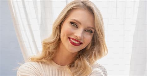 긴 물결 모양의 머리와 매력적인 화장을 한 아름다운 백인 금발 여성을 웃고 있다 카메라를 보고 있는 소녀 사진 Unsplash의 노르웨이 소녀 이미지