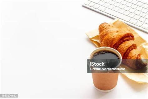 크로와상을 곁들인 일회용 종이 커피 잔 1개 테이크 아웃 커피 배경 아침 식사에 대한 스톡 사진 및 기타 이미지 아침 식사 커피 마실 것 테이크아웃 음식 Istock