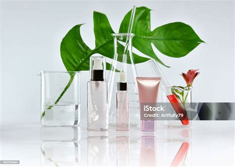 화장품 병 용기 녹색 허브 잎 및 과학적인 유리 빈 레이블 모형 연구를 브랜딩 패키지와 자연 유기 뷰티 스킨케어 개발 개발에 대한 스톡 사진 및 기타 이미지 Istock