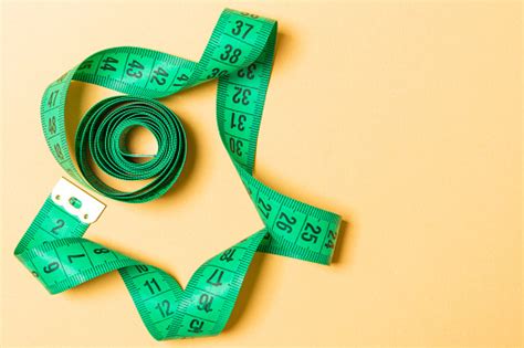 측정 테이프의 상단 보기는 복사 공간이 있는 나선형으로 축소됩니다 오렌지 배경에 바느질 액세서리 또는 건강한 다이어트의 개념 가냘픈에 대한 스톡 사진 및 기타 이미지