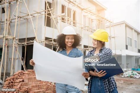 엔지니어 관리자와 여성 감독관은 건설 현장에 서서 다양한 기능을 점검하고 있습니다 여자에 대한 스톡 사진 및 기타 이미지 여자 20 24세 25 29세 Istock