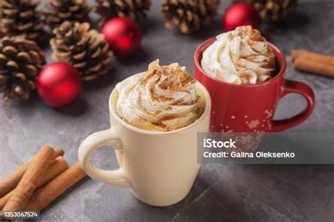 다크 테이블에 휘핑 크림을 곁들인 핫 초콜릿 이나 커피 한 잔 빨간 크리스마스 공 소나무 콘 계피 스틱 크리스마스와 새해 구성 선택적 초점 0명에 대한 스톡 사진 및 기타