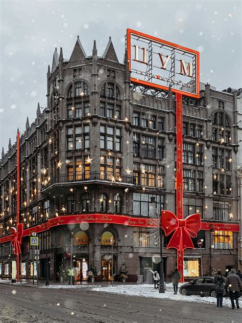 집 밖의 Led 조명 건물 건물 외관 건축 겨울 관광 광고 그랜드 꽃줄 꽃줄을 단 냉랭한 눈 눈 내리는 도시 도시 풍경 도시의 도심