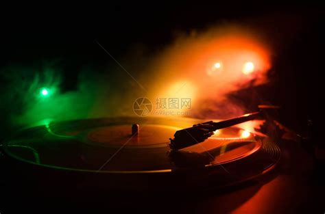 转盘黑胶唱片机唱片骑师的复古音频设备dj混合和播放音乐的声音技术黑胶唱片在燃烧的火高清图片下载 正版图片502972310 摄图网