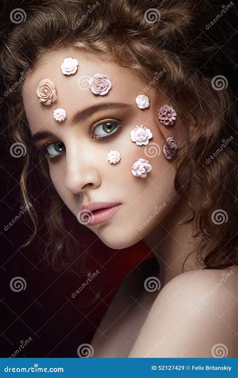 Giovane Bella Ragazza Nuda Romantica Con I Fiori Bianchi Sul Suo Fronte Ed I Riccioli Molli Su