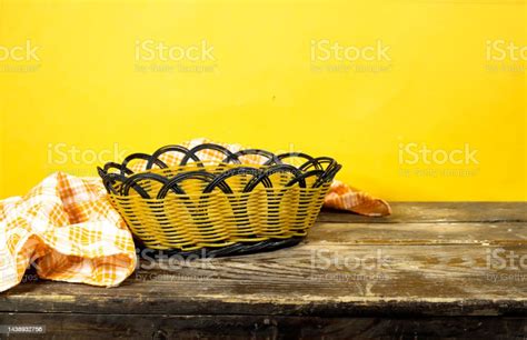 노란색 배경 위에 소박한 테이블에 식탁보가있는 빈 고리 버들 바구니 디자인 및 제품 디스플레이를위한 주방 모형 0명에 대한 스톡 사진 및 기타 이미지 Istock