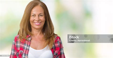 아름 다운 중 년 여 자가 함께 고립 된 배경 손 위에 착용 하 고 손가락 넘어 편안 하 고 밝은 미소 성공이 고 낙관적 갈색 머리에 대한 스톡 사진 및 기타 이미지