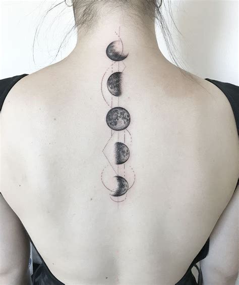 Tatuaje De Fases Lunares En La Columna Vertebral Tatuajes Columna
