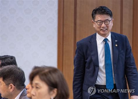 국제개발협력위 입장하는 장상윤 교육부 차관 연합뉴스