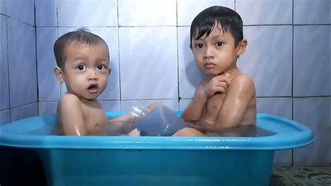 Moment Yang Sulit Terulang Adek Aby Sama Abang Kaka Mandi Bareng 🤩
