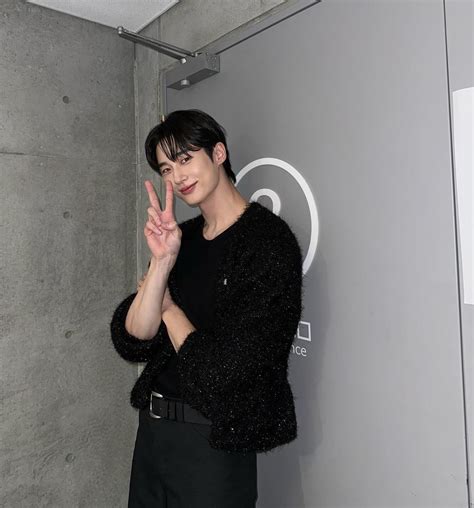 변우석 브이만 해도 남친짤 생성이토록 귀여운 문짝남이라니 나무뉴스