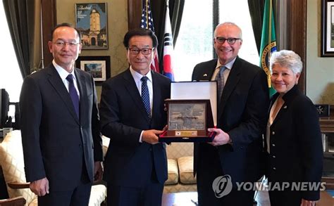 기념품 전달하는 김광우 국가보훈처 제대군인국장 연합뉴스