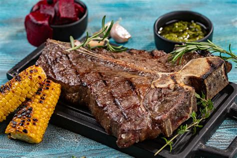 중간 희귀 그릴 스테이크 Ribeye 블랙 앵거스와 옥수수와 로즈마리 블루 나무 바탕에 보드 블록 서빙 번철에 대한 스톡 사진 및 기타 이미지 Istock
