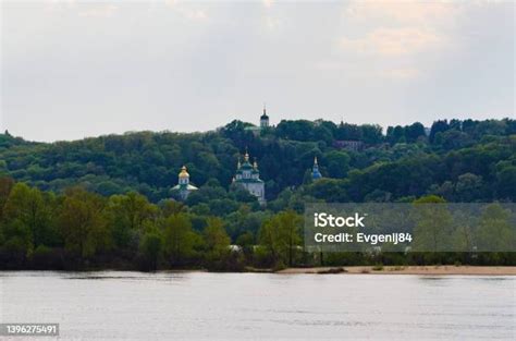 고대 Vydubychi 수도원이있는 유명한 키예프의 푸른 언덕의 그림 같은 봄 풍경 전망 푸른 하늘 배경 전경에있는 드니프로 강의 고요한 물 0명에 대한 스톡 사진 및 기타