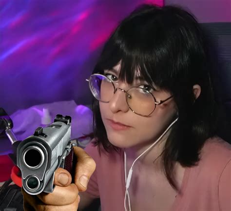 Sandris Cuando Algún Panita Le Recomienda Un Juego De Terror O Habla Mal De Runeskei Xddddd R