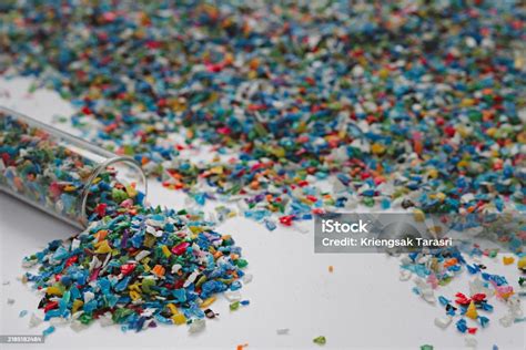 손에는 투명한 흰색 플라스틱 펠릿 다양한 제조 공정의 원료가 있습니다 이 펠릿은 포장과 같은 제품을 생산하는 산업에서 널리 사용됩니다 병 및 장비 부품 흰색 배경은 펠릿을