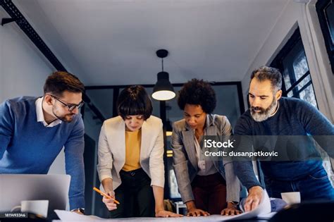 한 무리의 현대 건축가들이 사무실에 서서 프로젝트를 진행하고 있다 건설 산업에 대한 스톡 사진 및 기타 이미지 건설 산업