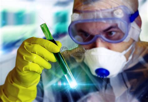 一位身着防护服的科学家在试管中观察和分析这一过程创新研究科学生物学化学或物理高清图片下载 正版图片 摄图网