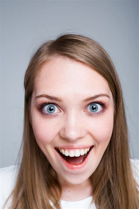 Foto De Cierre. Retrato De Una Joven Feliz Sorprendida Abriéndose La ...