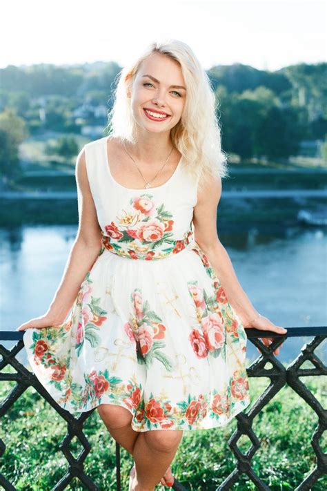 美丽的金发女孩图片 美丽的金发女孩夏天穿着裙子在河边素材 高清图片 摄影照片 寻图免费打包下载