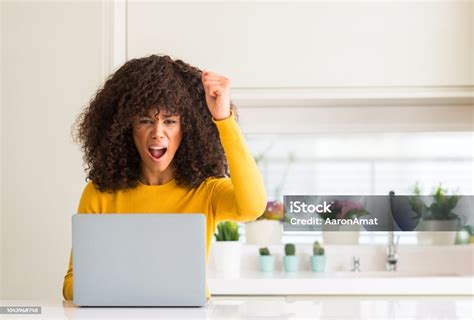 아프리카계 미국인 여자 미친과 손으로 올린 분노 개념 소리 분노와 짜증이 부엌에서 컴퓨터 노트북 및 좌절된 소리를 사용 하 여 가정 주방에 대한 스톡 사진 및 기타 이미지