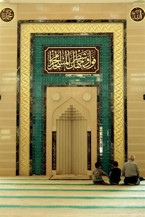 아름다운 모스크 내부에서 기도하는 가족 · 무료 스톡 사진