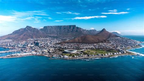 남아프리카 공화국의 케이프타운 시와 라이온스 헤드 산의 조감도 사진 Unsplash의 하루 이미지