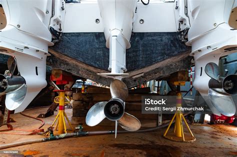 건식 도킹 보트의 선미에있는 마운트에 장착 된 3 개의 선외 모터 0명에 대한 스톡 사진 및 기타 이미지 0명 3가지 개체 고물 Istock