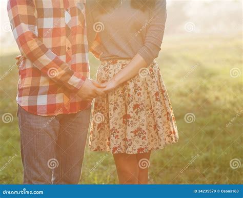 Junge Paare Beim Liebesgehen Stockbild Bild Von Sch N Neigung