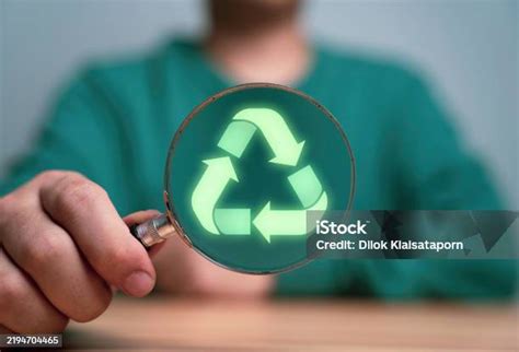 녹색으로 돋보기를 들고 사업가 초점 재사용 감소 및 재활용을위한 기호 공장 사업 개념 개념에 대한 스톡 사진 및 기타 이미지 Istock