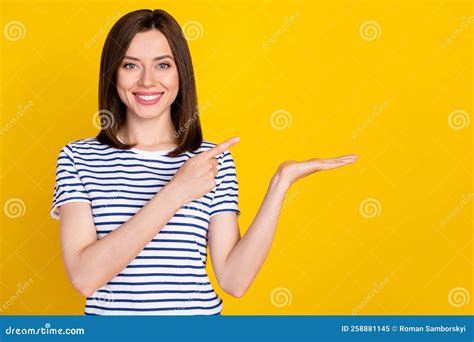 Foto De Una Joven Atractiva Y Linda Mujer Dirigiendo El Objeto De La