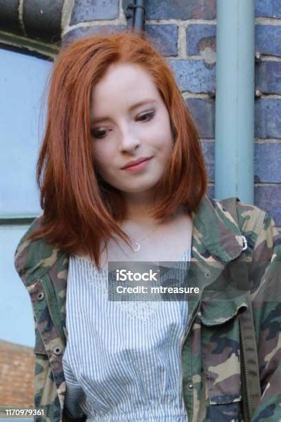 빨간 머리 십대 소녀 14 15 공장 단계에 야외서 파란색과 흰색 줄무늬 플레이 수트와 드레시 한 베이지 색 샌들을 입고 그녀의 어깨에 걸쳐 서있는 이미지 14 15 살에