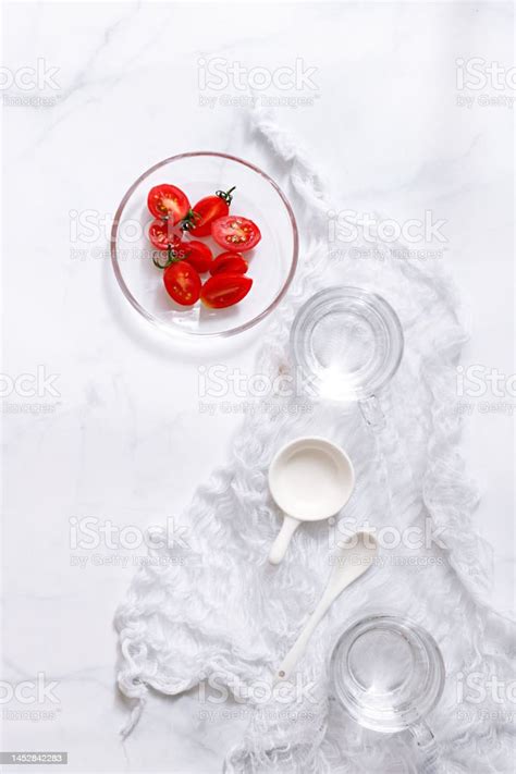 얇게 썬 방울토마토와 숟가락과 식기를 흰색 표면에 곁들인 그릇 0명에 대한 스톡 사진 및 기타 이미지 0명 건강한 식생활 그릇 Istock