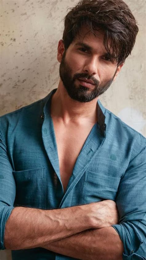 बॅकग्राऊंड डान्सर मॉडेल ते यशस्वी अभिनेता असा आहे शाहिद कपूरचा प्रवास