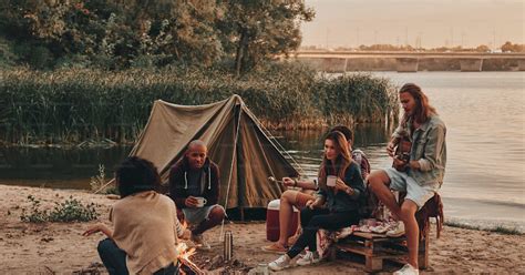 캠프파이어 근처에서 해변 파티를 즐기며 웃고 있는 캐주얼 의상을 입은 젊은이들 사진 Unsplash의 남자 이미지