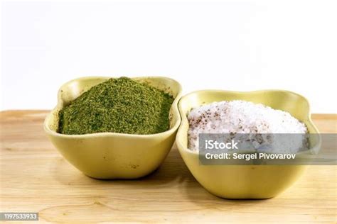 소금 결정과 다진 말린 파슬리 딜의 세라믹 그릇에 향신료 세트는 흰색 배경에 나무 테이블에 서 0명에 대한 스톡 사진 및 기타 이미지 Istock