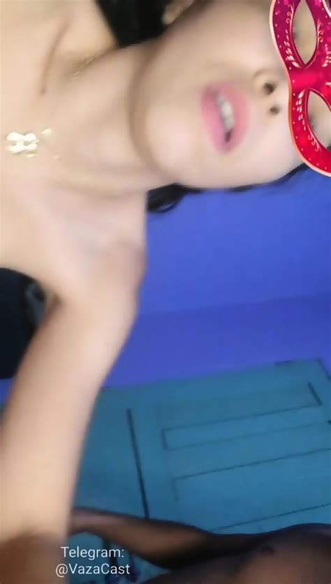 Cachorra Sendo Macetada