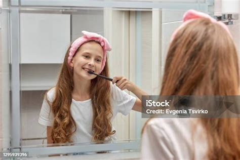 금발의 십대 소녀는 머리띠에 아침에 그녀의 이빨을 닦고 가정 생활에 대한 스톡 사진 및 기타 이미지 가정 생활 가정의 방 거울 Istock