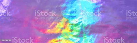 홀로그램 텍스처 반짝이는 호일과 금속 보라색 그라디언트 복고풍 디자인 우아한 배경 로고 또는 엽서를위한 빛나는 패턴이있는 세련된