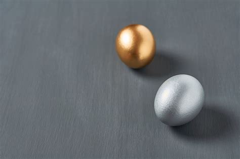 어두운 콘크리트 배경에 황금과 은색 계란 부활절의 개념 귀중한 아이디어 성공적인 비즈니스 투자 또는 고급 아침 식사 복사 공간 0명에 대한 스톡 사진 및 기타 이미지