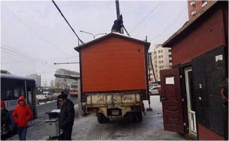 ТҮЦ ээ нүүлгэхгүй хэмээн албаны хүнийг зодож танхайрчээ